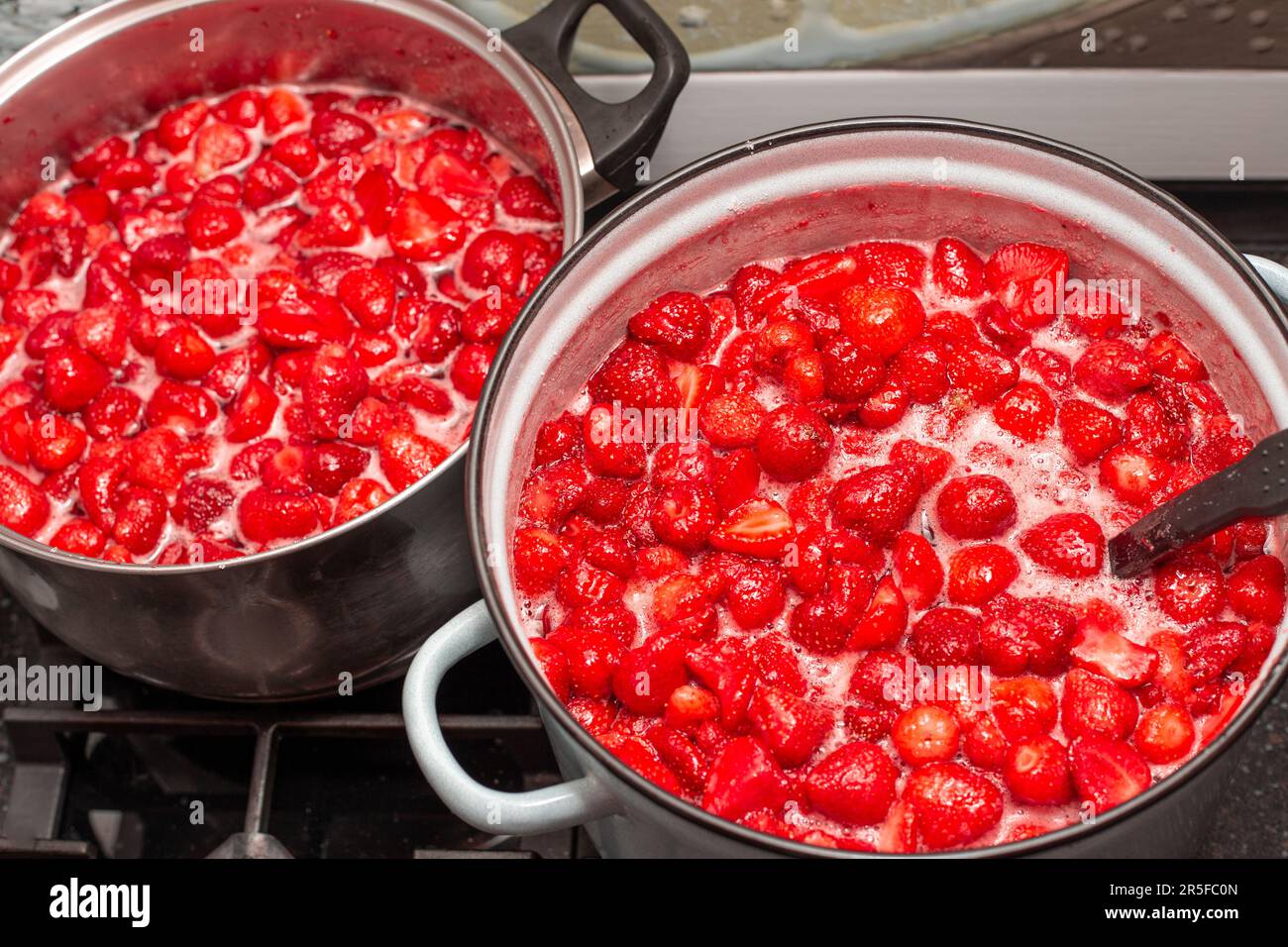 Pots of jam hi-res stock photography and images - Alamy