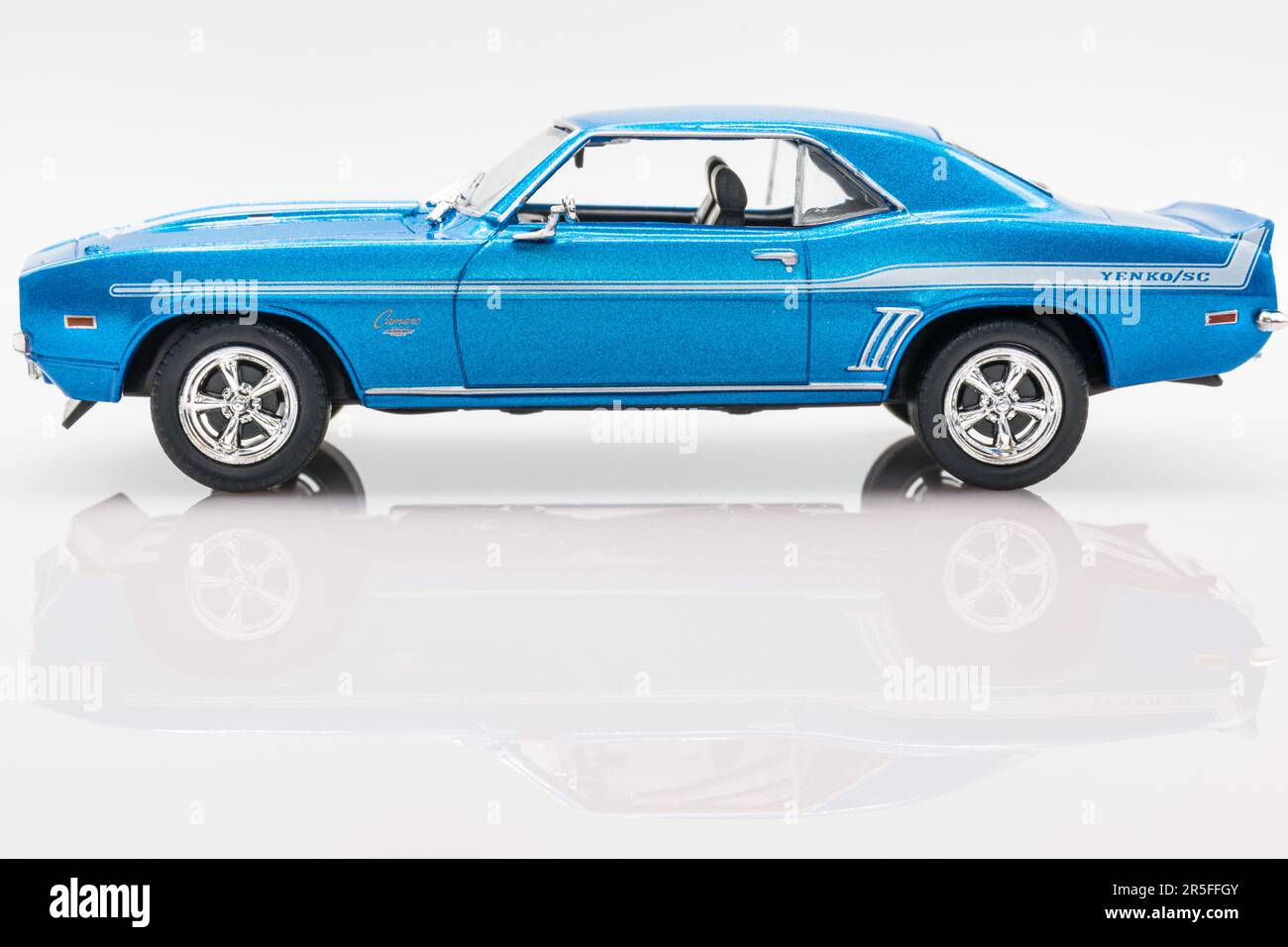 Fast&Furious Yenko Camaro SYC 1969 1:43 model car, side view, white ...