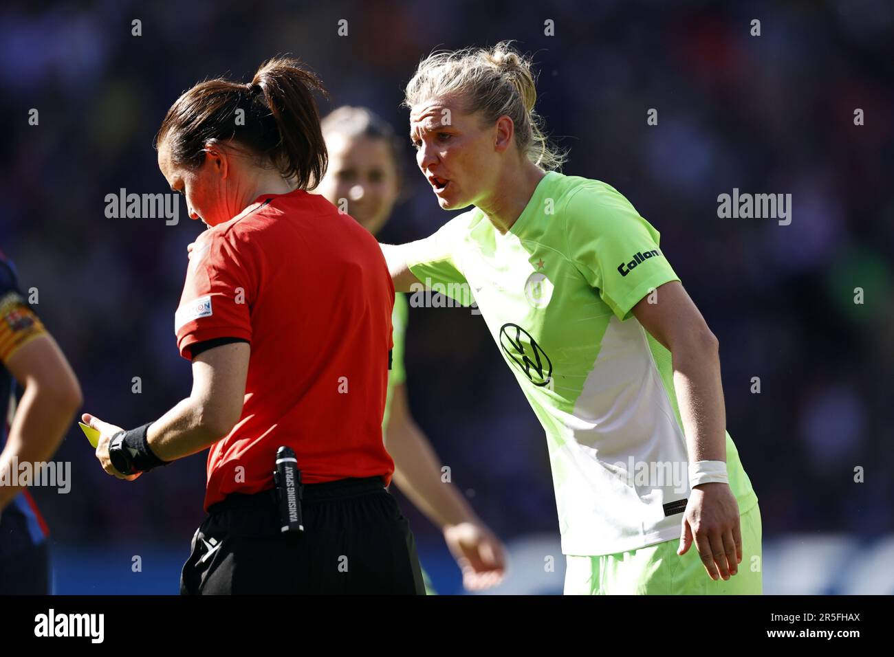 EINDHOVEN - (lr) Referee Cheryl Foster, Alexandra Popp of VfL Wolfsburg ...