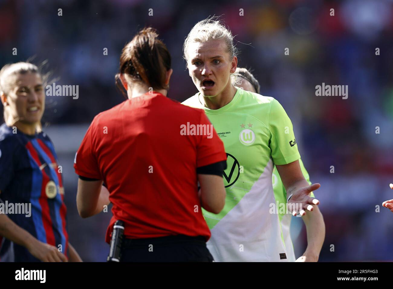 EINDHOVEN - (lr) Referee Cheryl Foster, Alexandra Popp of VfL Wolfsburg ...