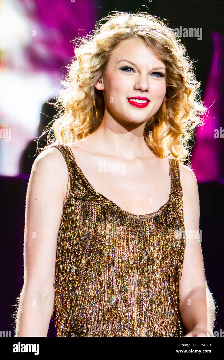 Taylor swift speak now world tour hi-res stock photography and images ...