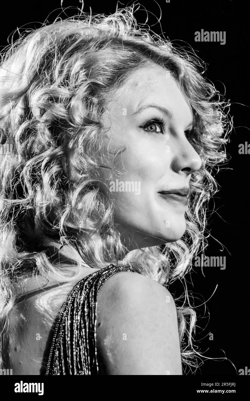 Taylor swift performs Black and White Stock Photos & Images - Alamy