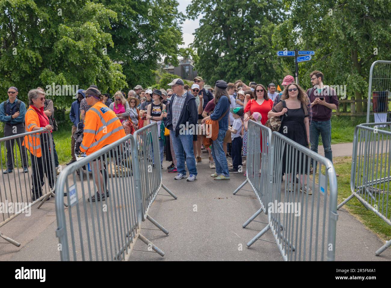 Cambridge, UK. 3rd June, 2023. Thousands of people head to Midsummer ...