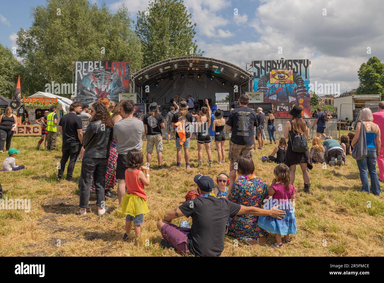 Cambridge, UK. 3rd June, 2023. Crowds gather on Midsummer Common for ...