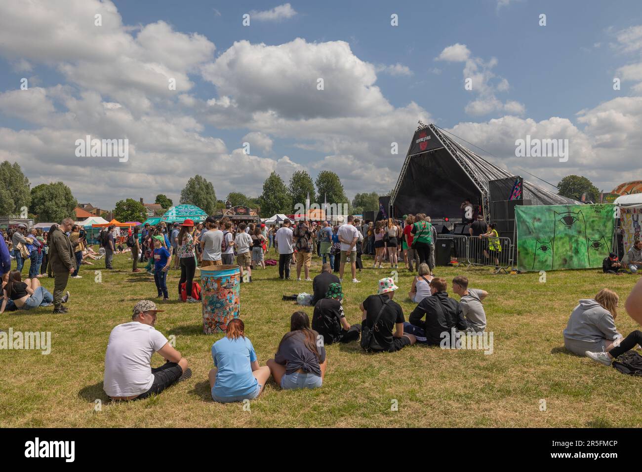 Cambridge, UK. 3rd June, 2023. Thousands of people head to Midsummer Common in the City for the ...