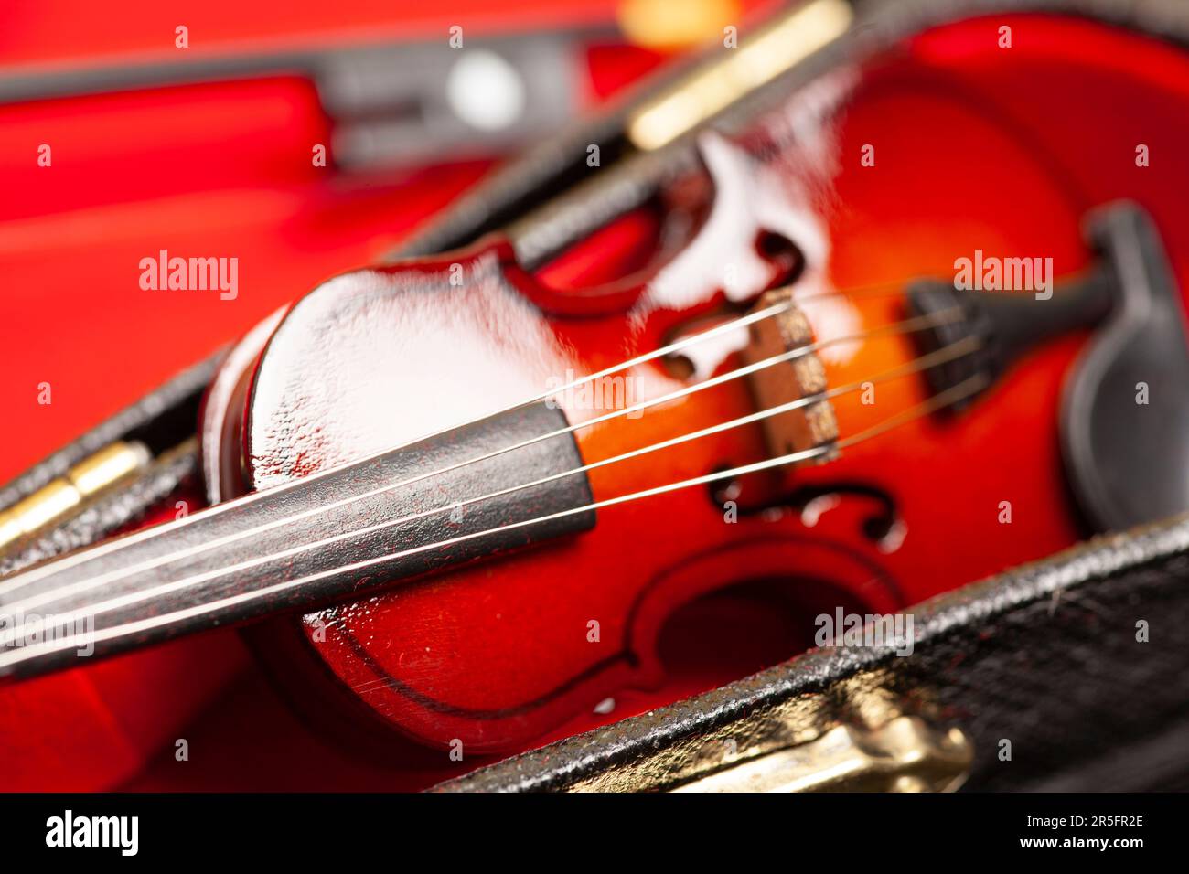 Full size violin bow hi-res stock photography and images - Alamy