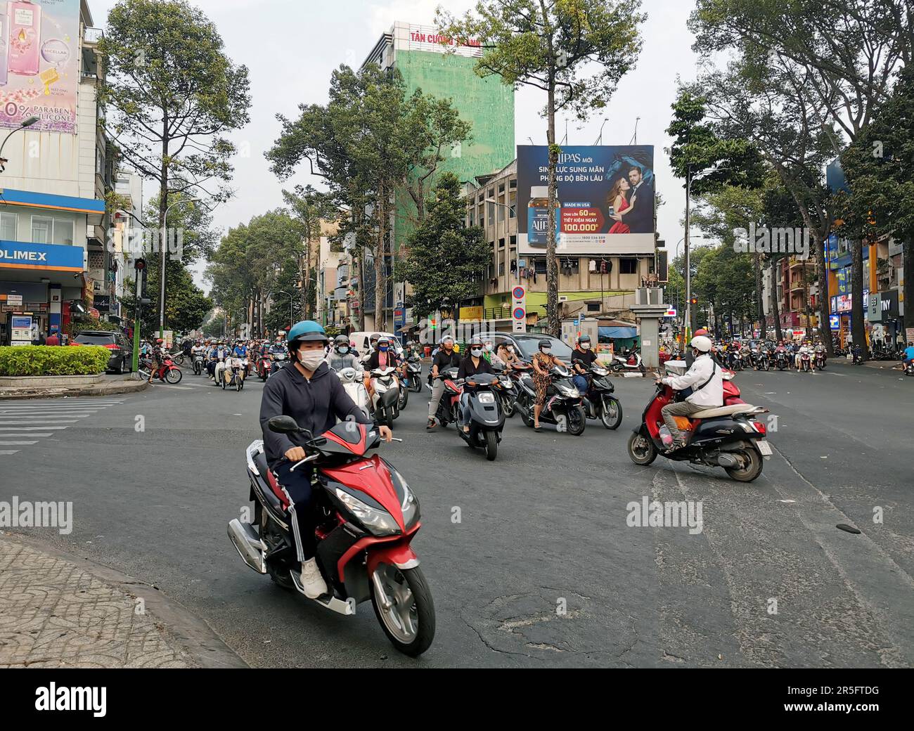 Ho Chi Minh Stadt, Vietnam. 06th Mar, 2023. Mopeds and scooters ...