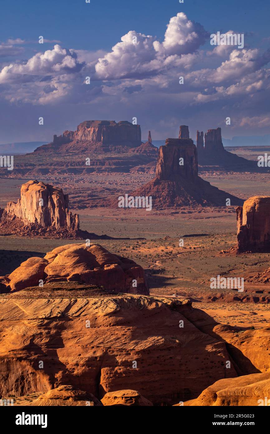 Hunts Mesa viewpoint at sunset in Monument Valley Navajo Tribal Park ...