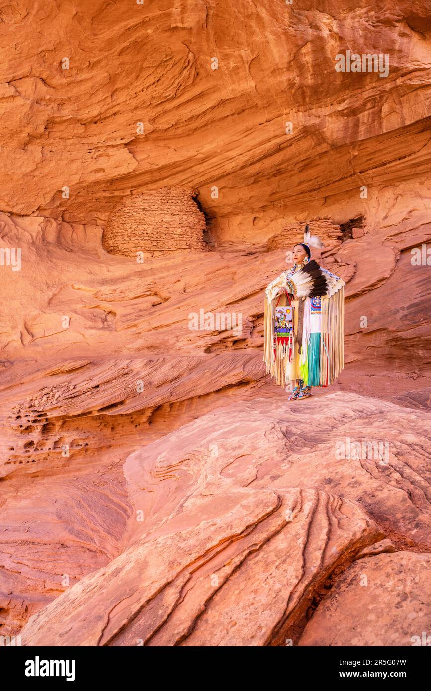 Eagle feather native american indian hi-res stock photography and ...