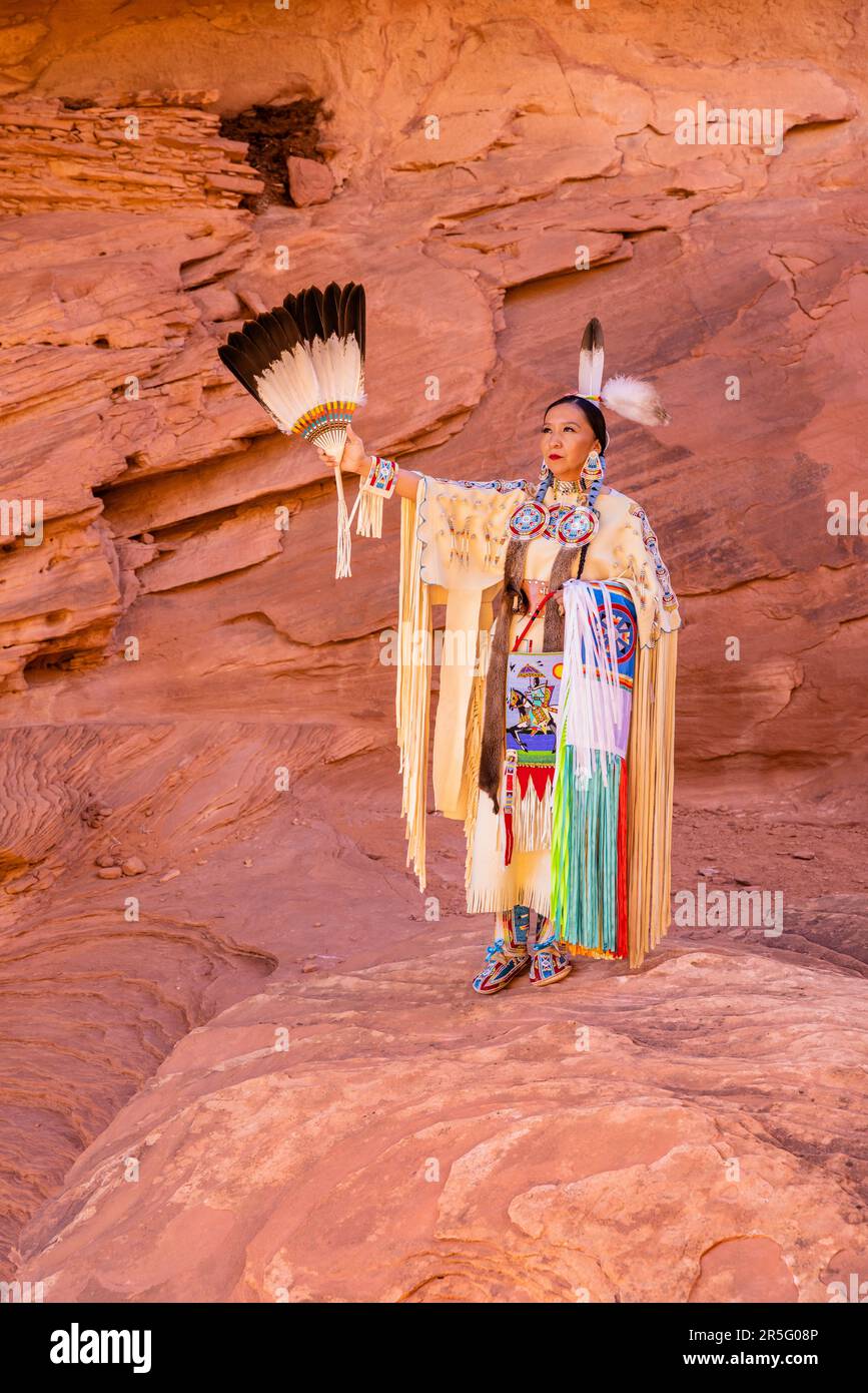 Eagle feather native american indian hi-res stock photography and ...