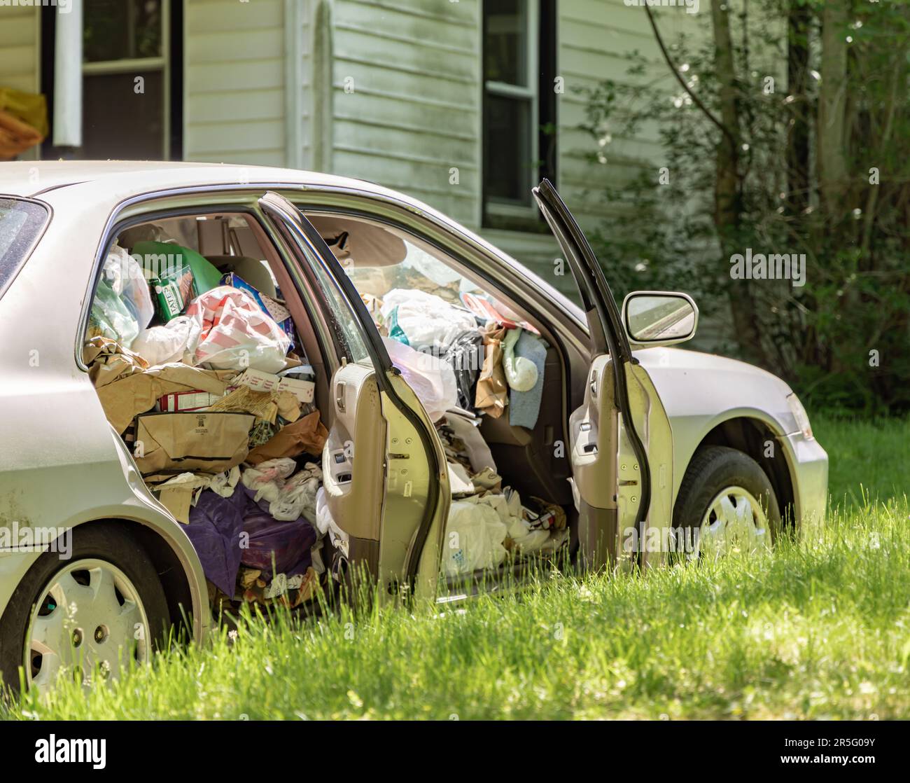 Car filled with junk hi-res stock photography and images - Alamy