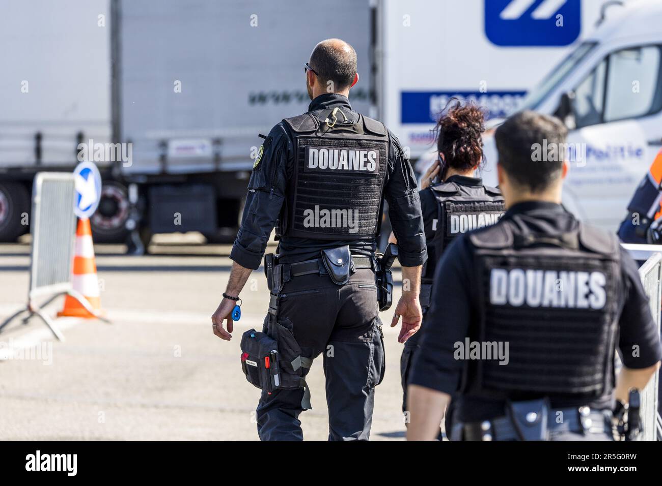 FEEDING - Customs during an international inspection just across the ...