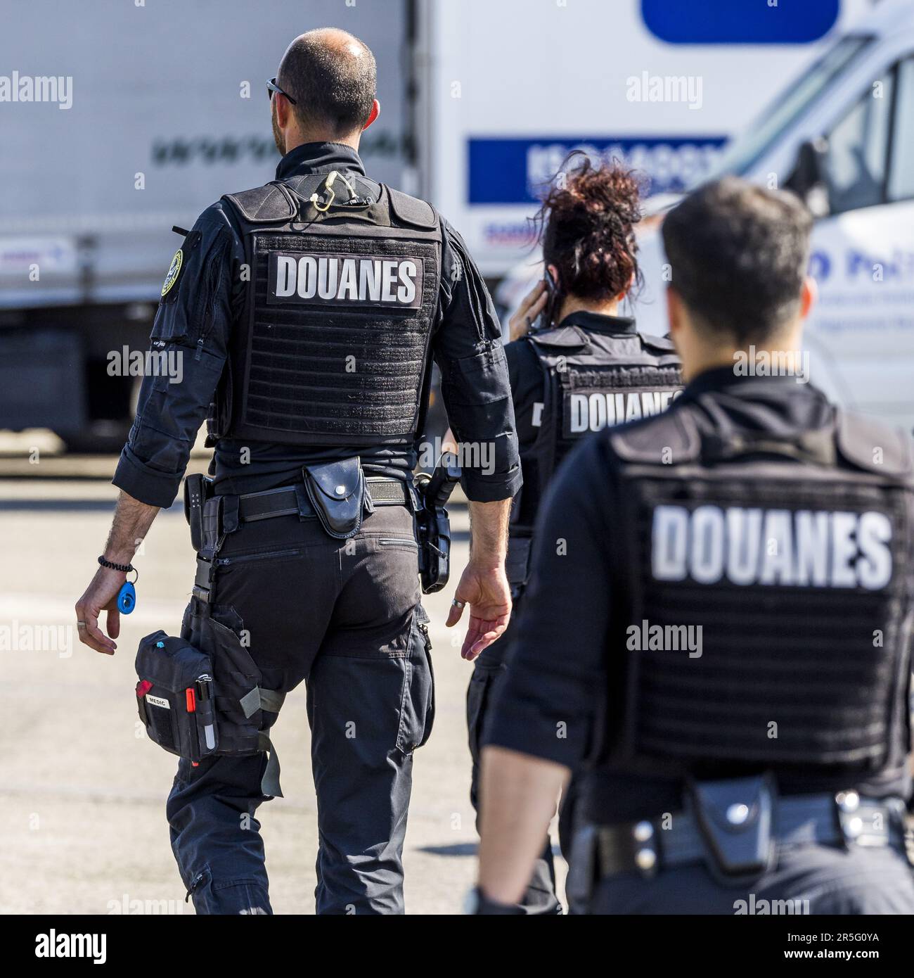 FEEDING - Customs during an international inspection just across the ...