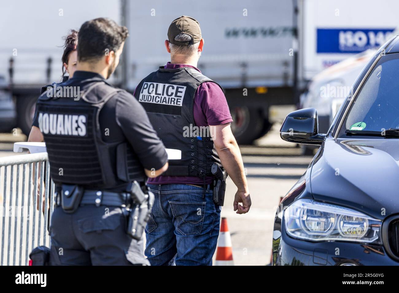 FEEDING - Customs and the judicial police during an international ...