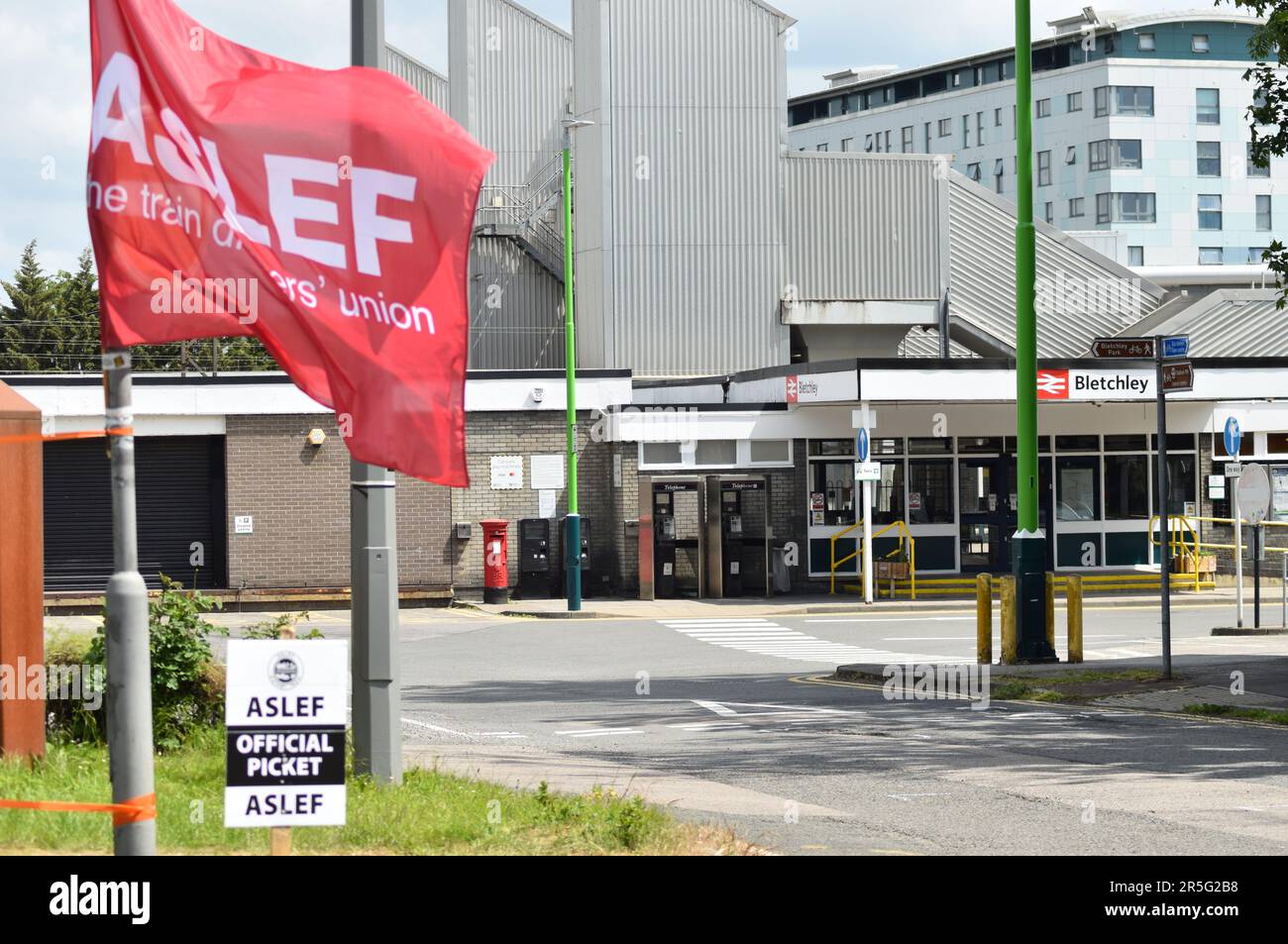 Milton Keynes, UK. 3rd June, 2023. Picket line at Bletchley station in ...