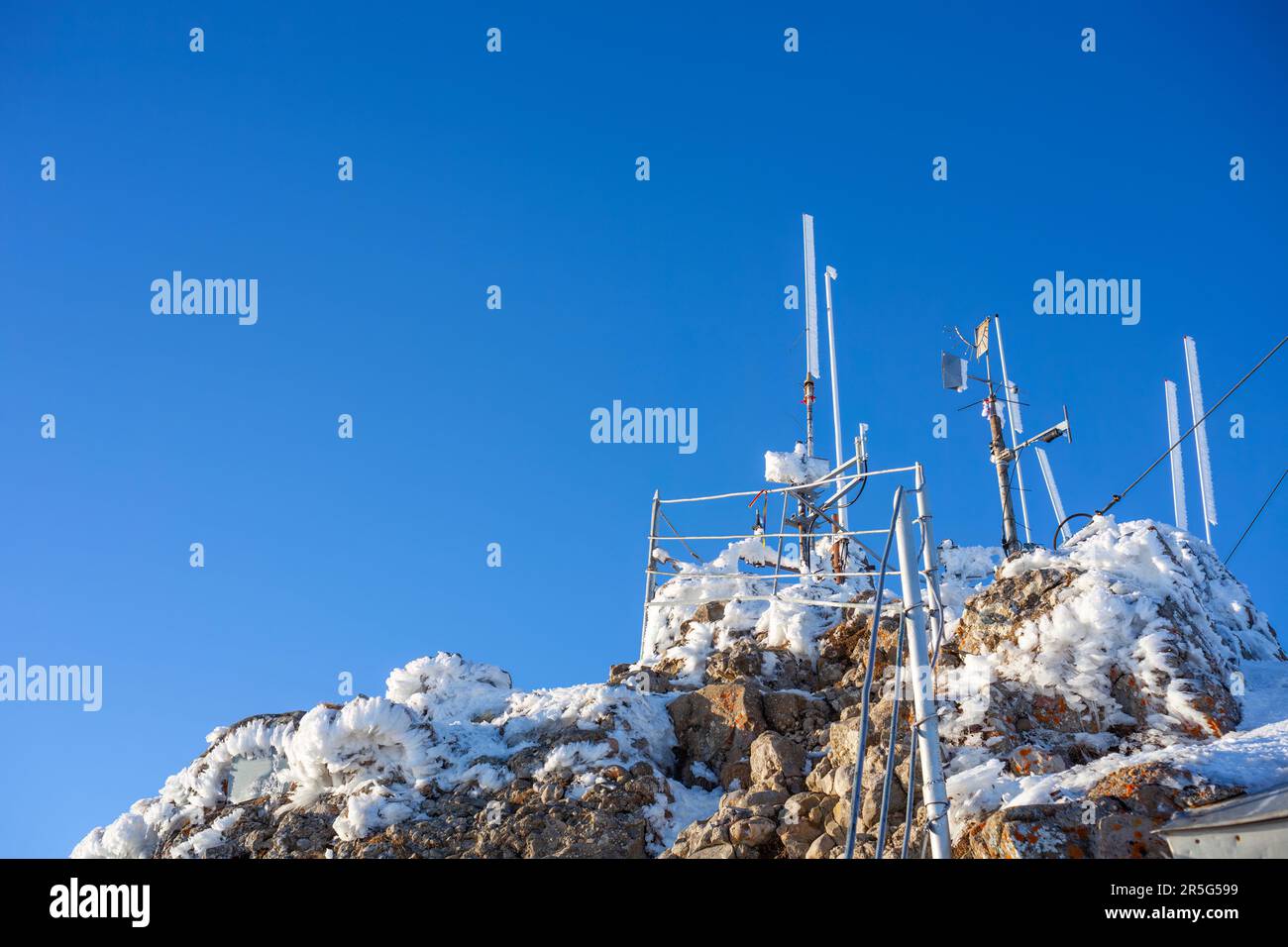 Weather station instruments hi-res stock photography and images - Alamy
