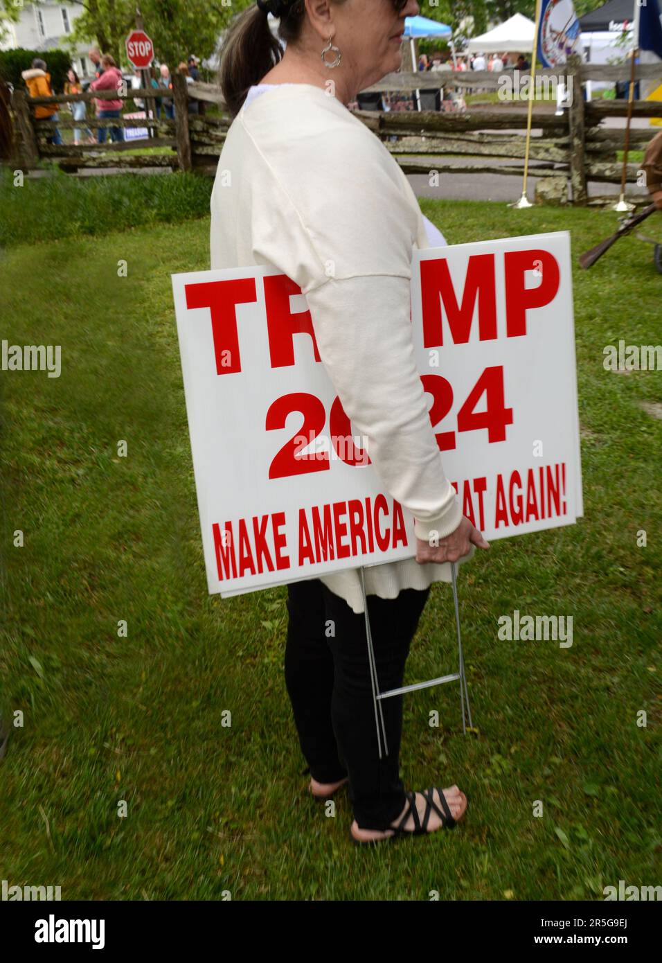 Trump 2024 sign hi-res stock photography and images - Alamy