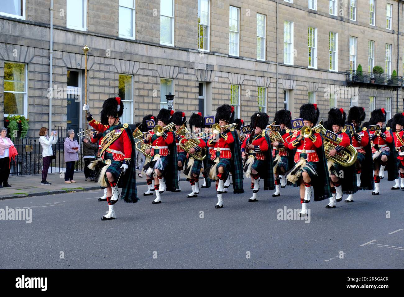 Scots guards marching in edinburgh hi-res stock photography and images ...