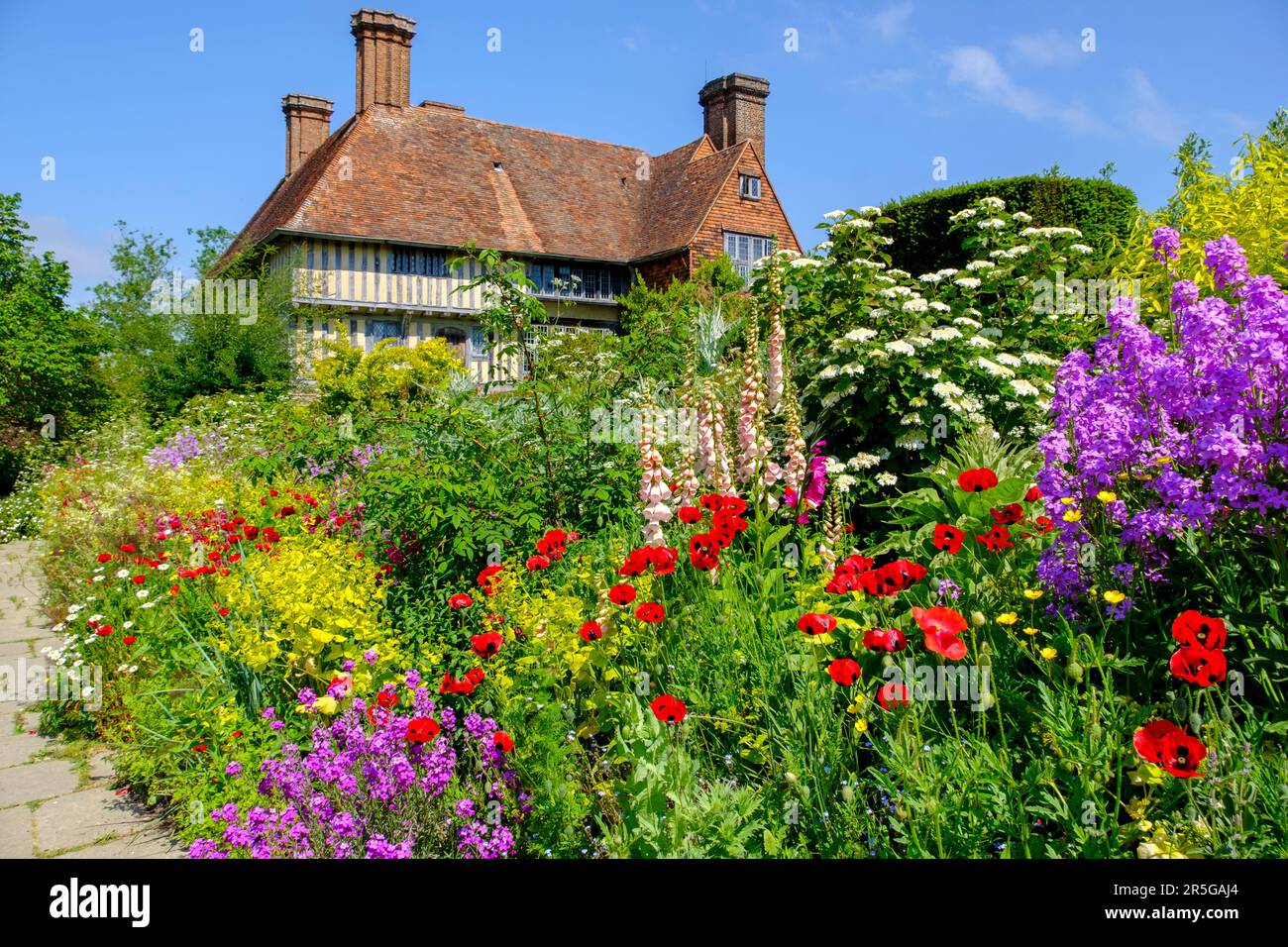 English cottage garden border hi-res stock photography and images - Alamy