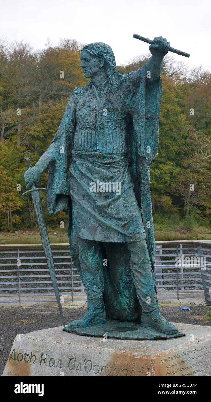 A bronze statue of Red Hugh O'Donnell in Donegal Town Stock Photo - Alamy