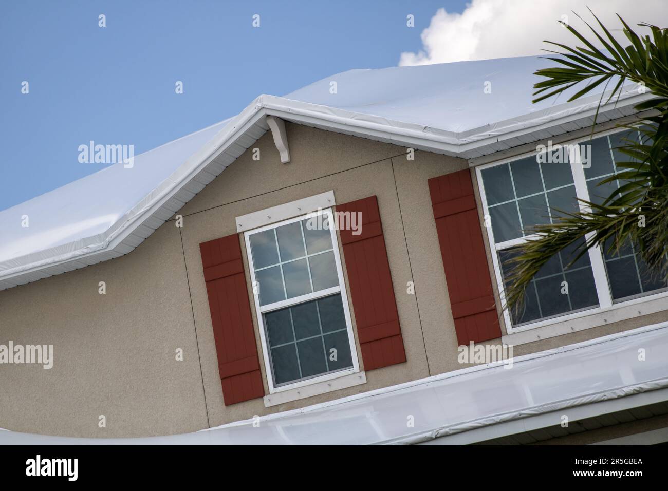 Tarped roof hi-res stock photography and images - Alamy