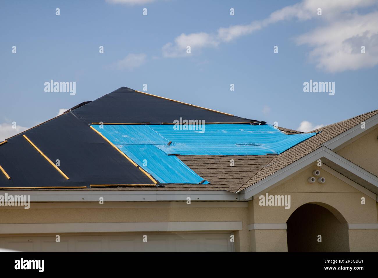 Tarped house after hurricane Ian waiting to get repaired Stock Photo ...