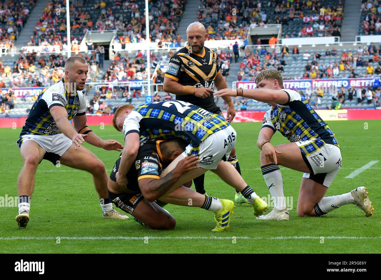 Rugby tackles and collisions hi-res stock photography and images - Alamy
