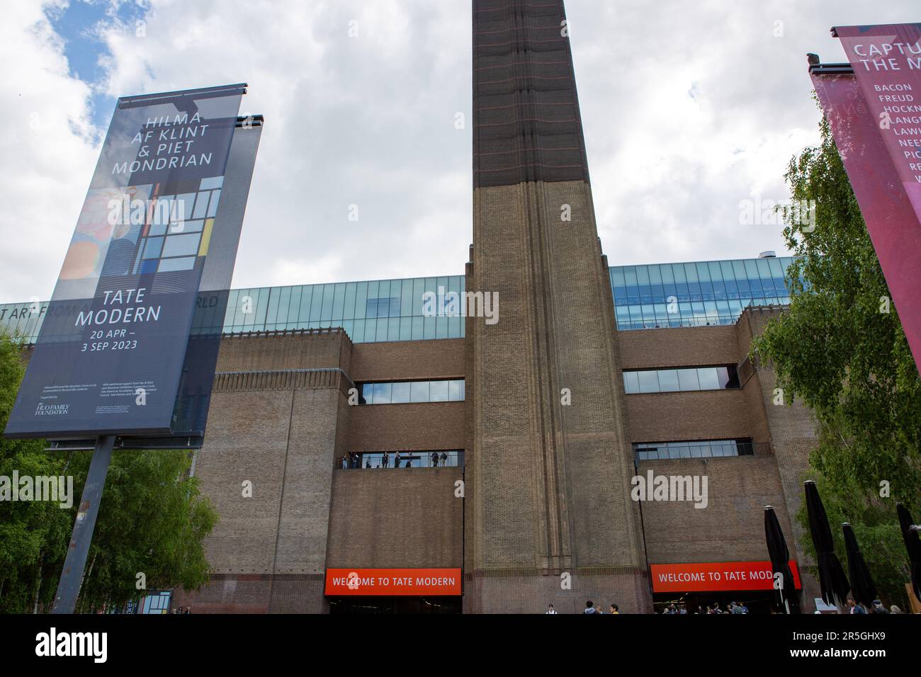 General view of the Tate Modern Art Gallery in London Stock Photo - Alamy