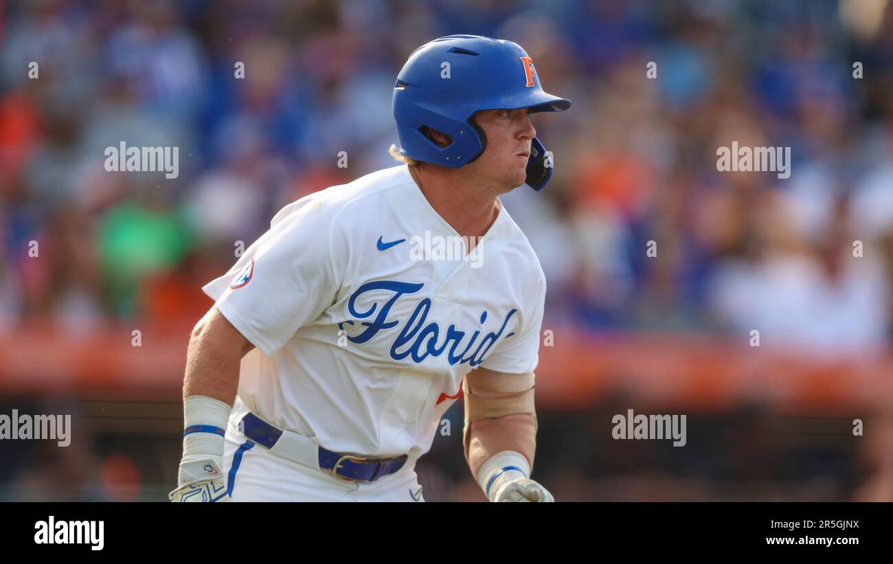 Florida infielder Dale Thomas (1) runs to first base during an NCAA ...