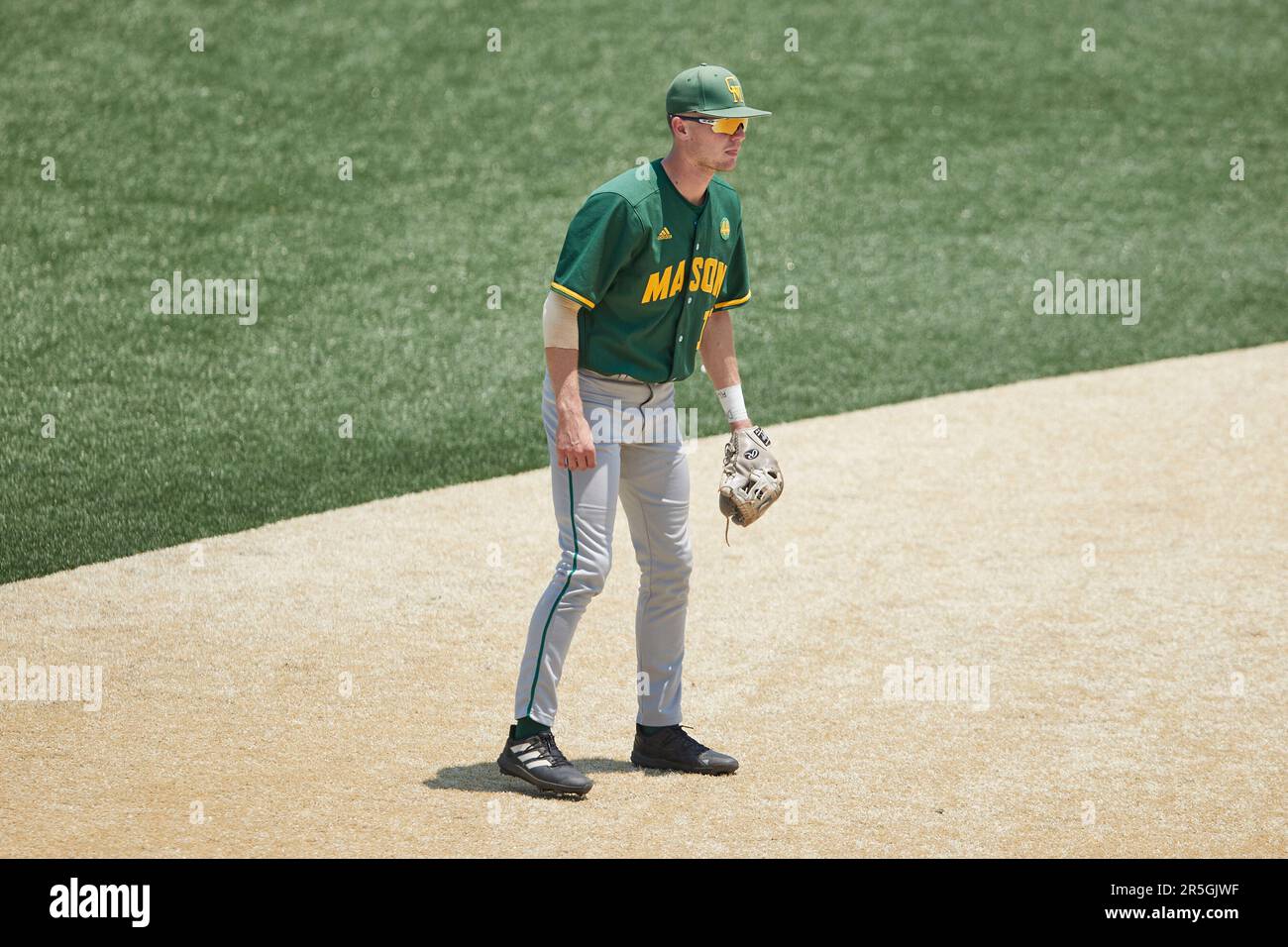 George Mason Patriots shortstop Carsen Pracht (11) on defense against ...