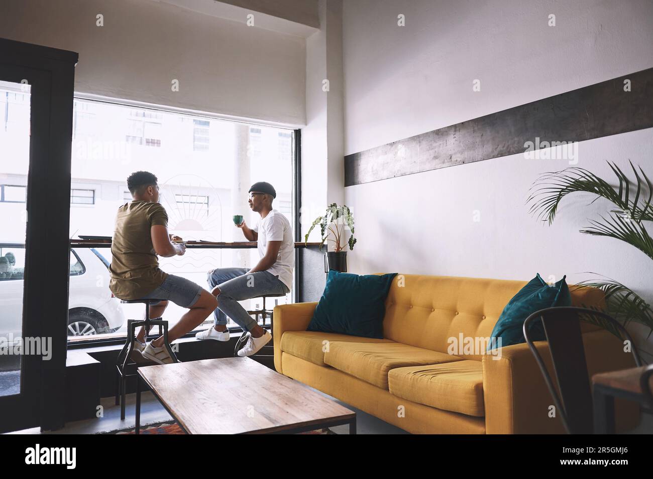 Gay couple men cafe hi-res stock photography and images - Alamy