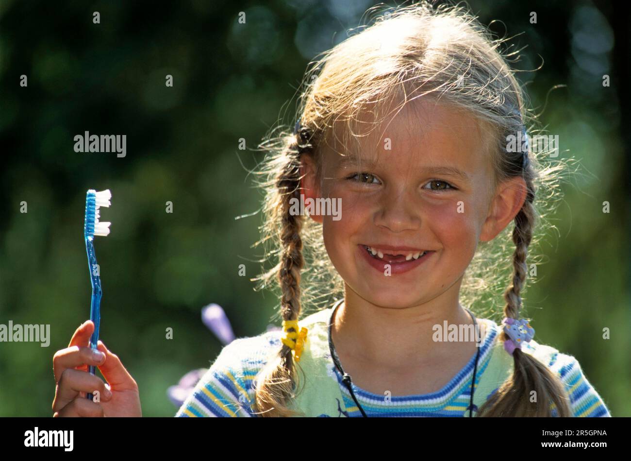 Tooth matching hi-res stock photography and images - Alamy