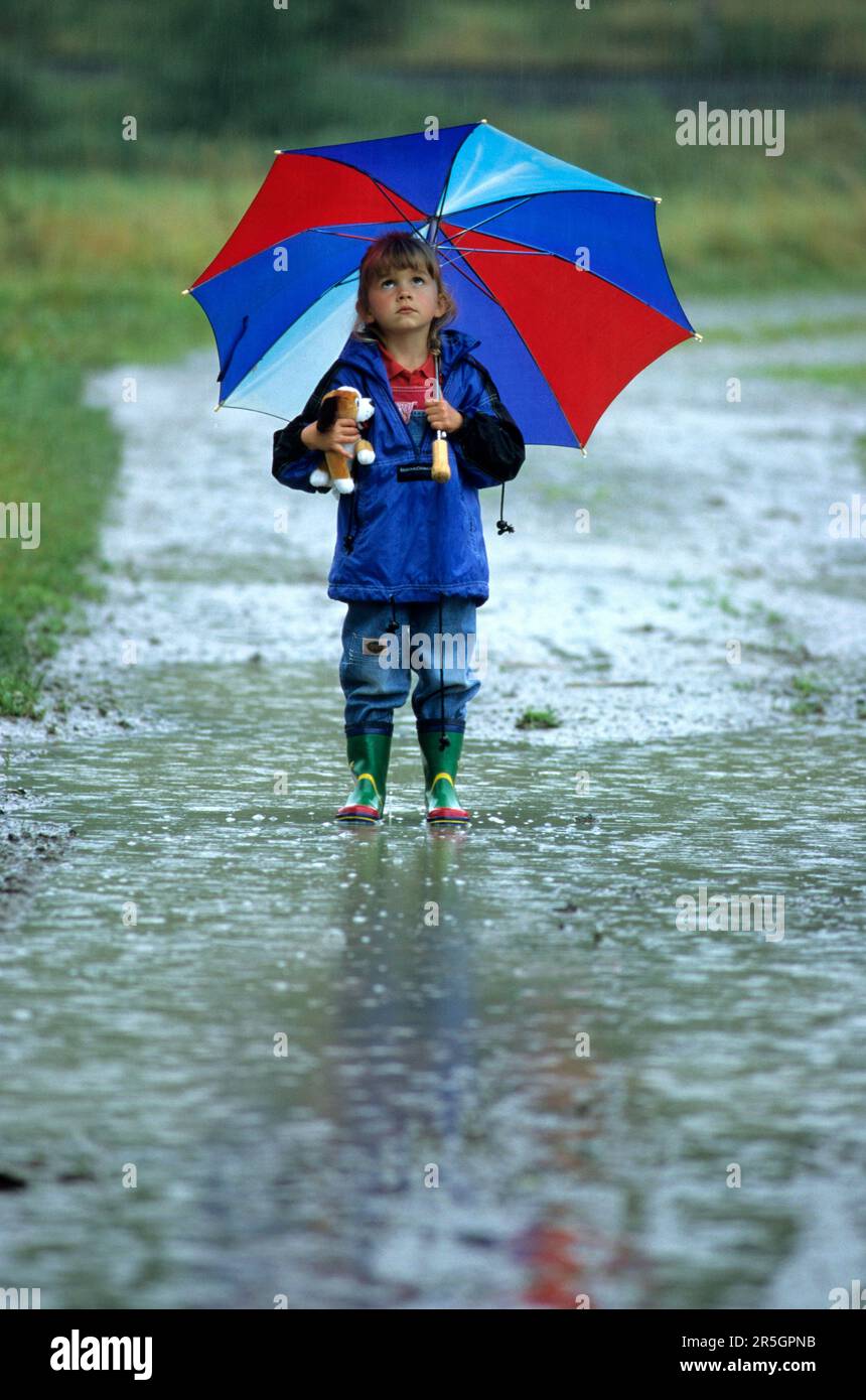 Maedchen mit Umbrella un einer Pfuetze, Girls with umbrella and a water ...