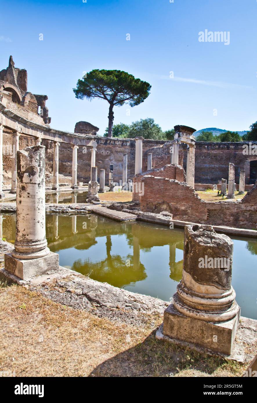 Roman columns in Villa Adriana, Tivoli, Italy Stock Photo - Alamy