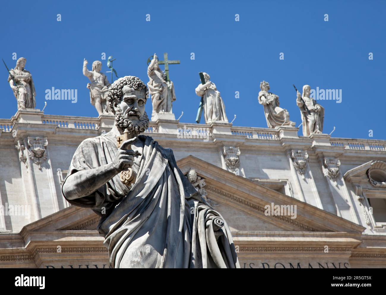 St Peter statue in St. Peter Square (Rome) (Italy) with blue sky ...