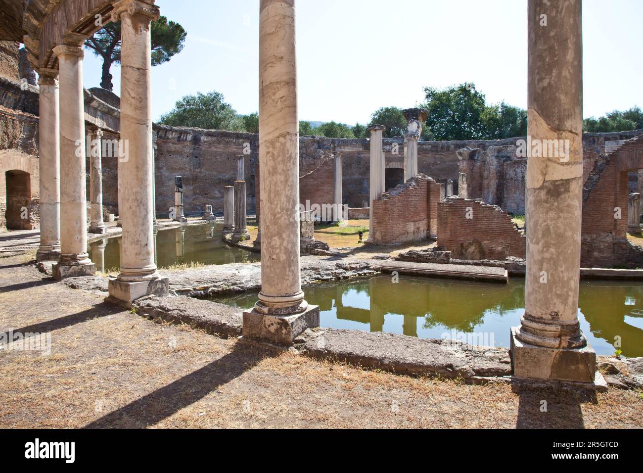 Roman columns in Villa Adriana, Tivoli, Italy Stock Photo - Alamy