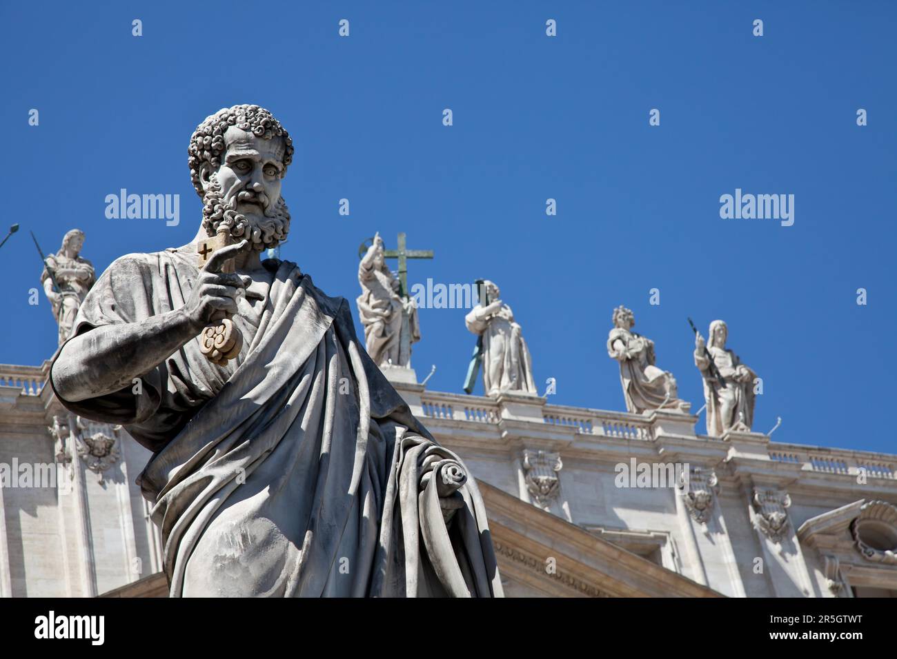 St Peter statue in St. Peter Square (Rome) (Italy) with blue sky ...