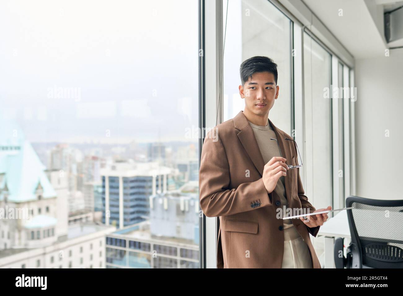 Thinking employee man tablet hi-res stock photography and images - Alamy