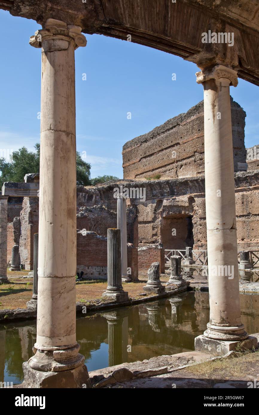 Roman columns in Villa Adriana, Tivoli, Italy Stock Photo - Alamy