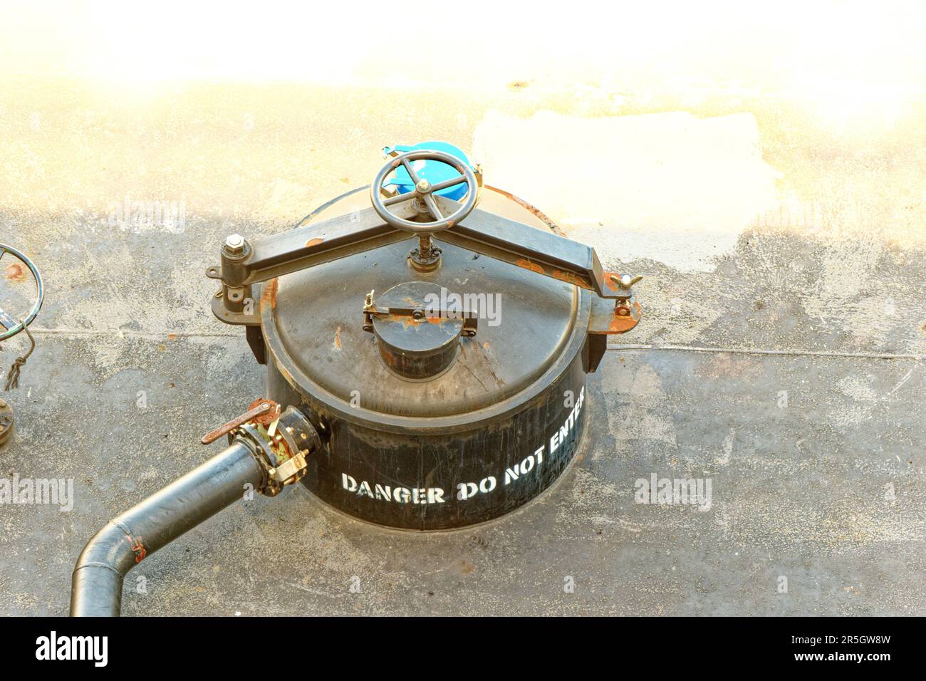 Barge refueling hi-res stock photography and images - Alamy