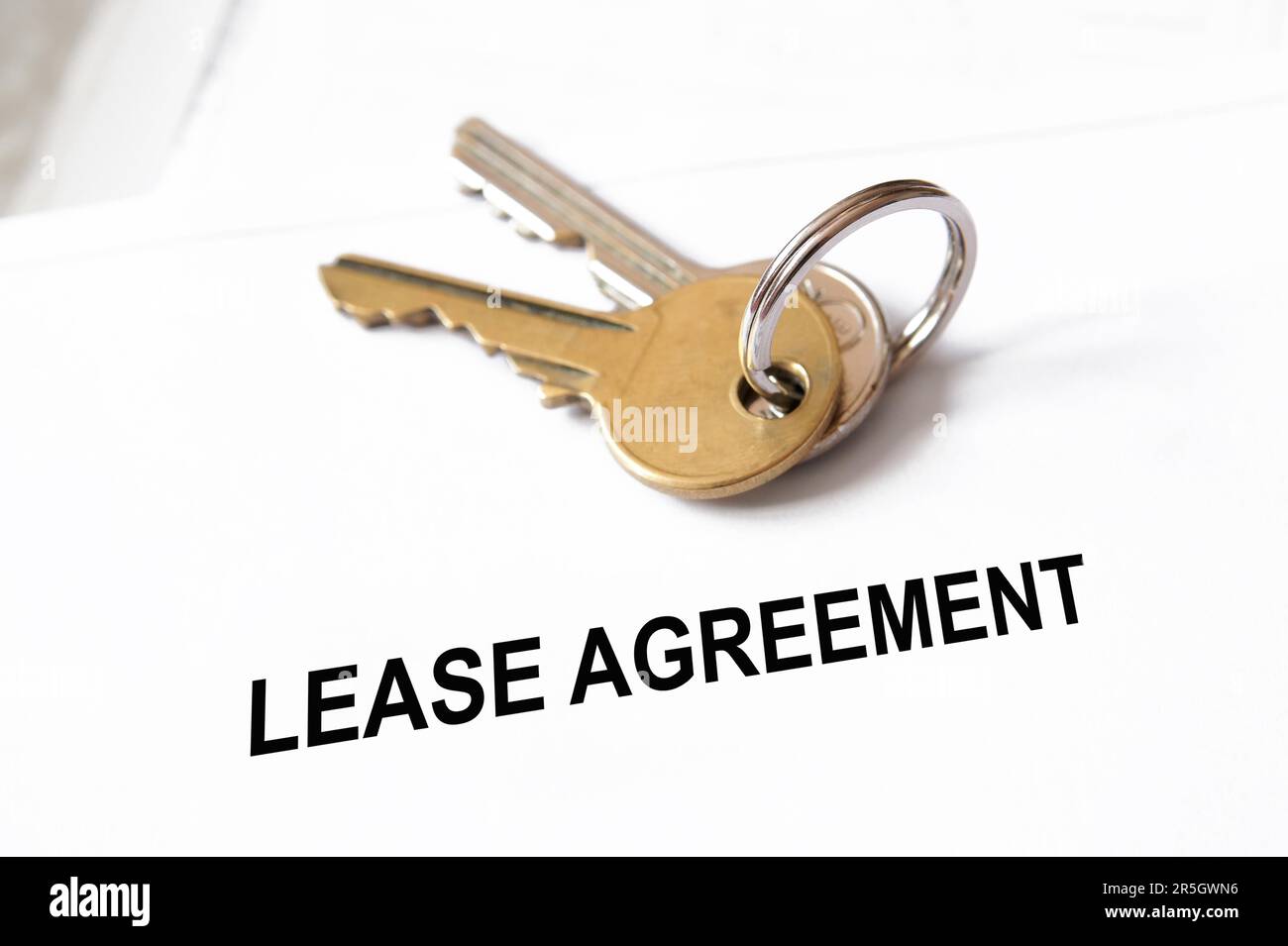 lease agreement document with house keys Stock Photo - Alamy