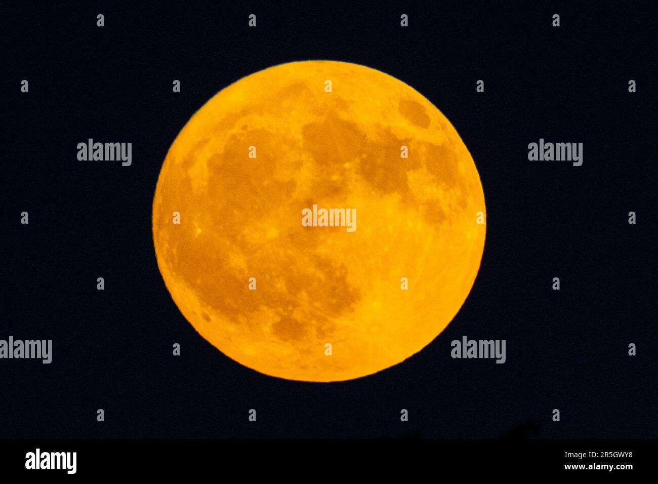 London, UK. 3 June 2023. UK Weather – The full Strawberry Moon rises ...