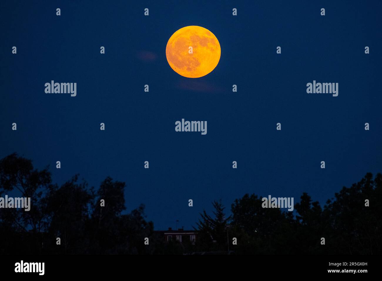 London, UK. 3 June 2023. UK Weather – The full Strawberry Moon rises ...