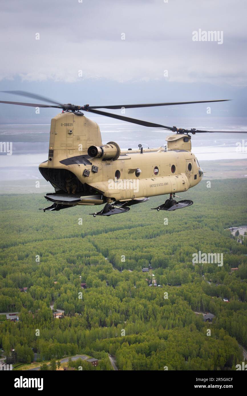 An Alaska Army National Guard CH-47 Chinook helicopter from Bravo Co ...