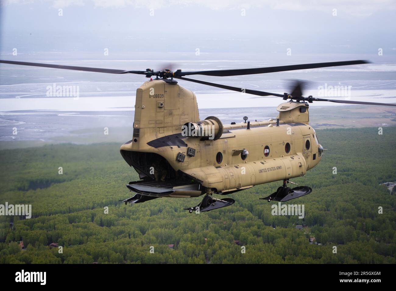 An Alaska Army National Guard CH-47 Chinook helicopter from Bravo Co ...