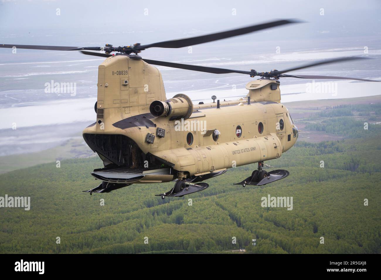 An Alaska Army National Guard CH-47 Chinook helicopter from Bravo Co ...