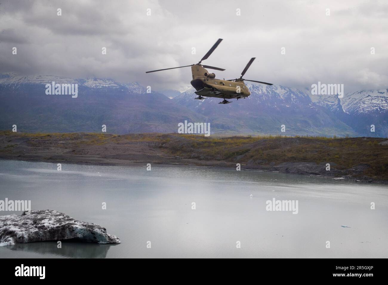 An Alaska Army National Guard CH-47 Chinook helicopter from Bravo Co ...