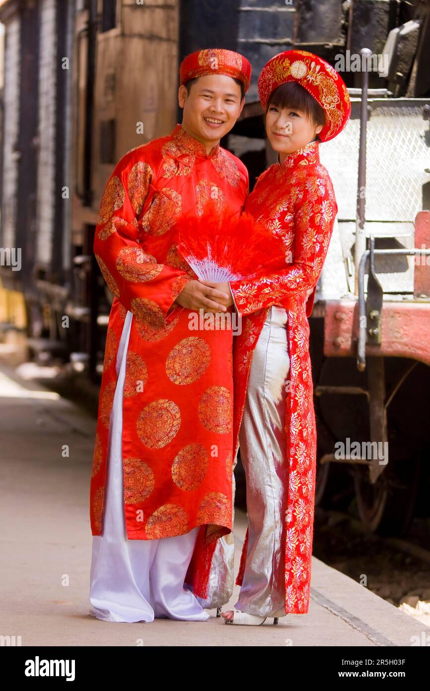 Vietnamese bride and groom, Dalat, Vietnam Stock Photo - Alamy
