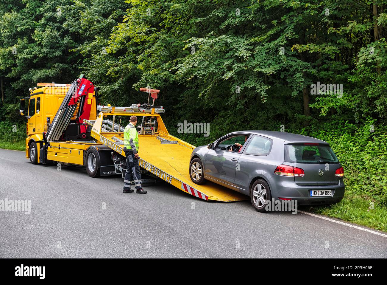 Defective VW Golf drives onto tow truck at roadside, car breakdown ...