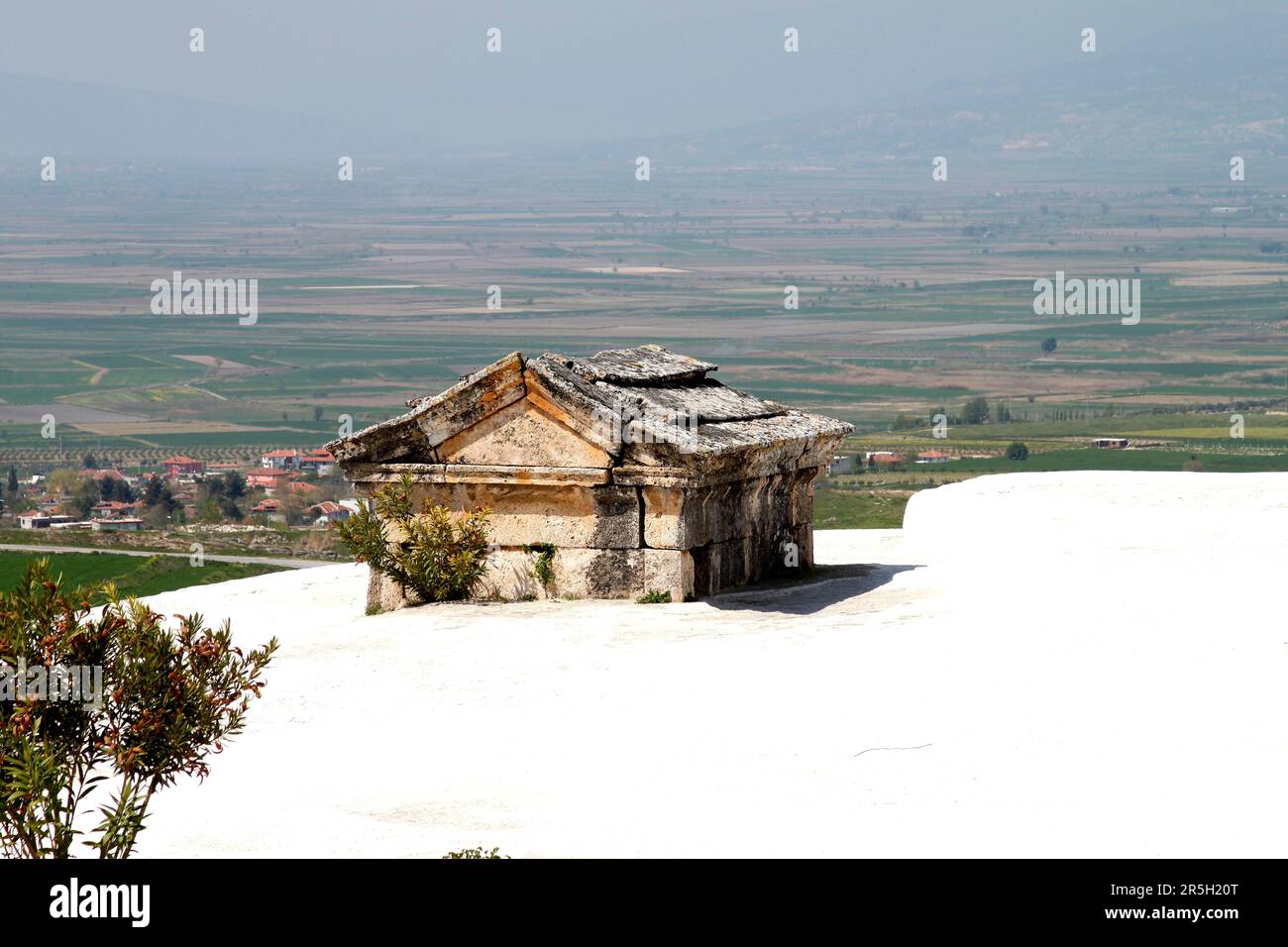 Tomb, limestone terraces, Pamukkale, Turkey Stock Photo - Alamy